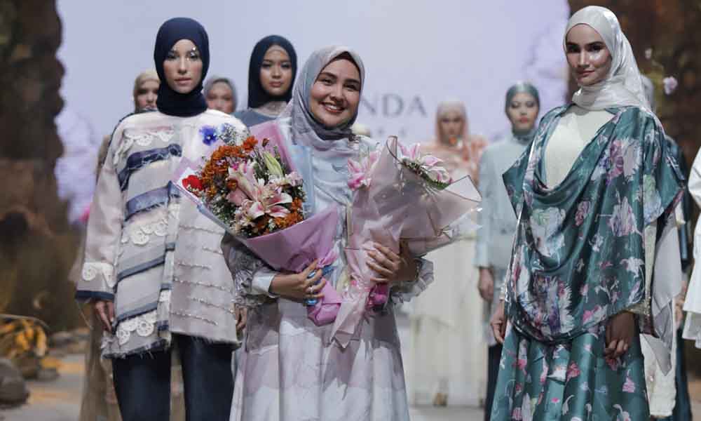 Inovasi Ria Miranda Lewat Koleksi Bias di Fashion Rhapsody 2020 - Vemme ...
